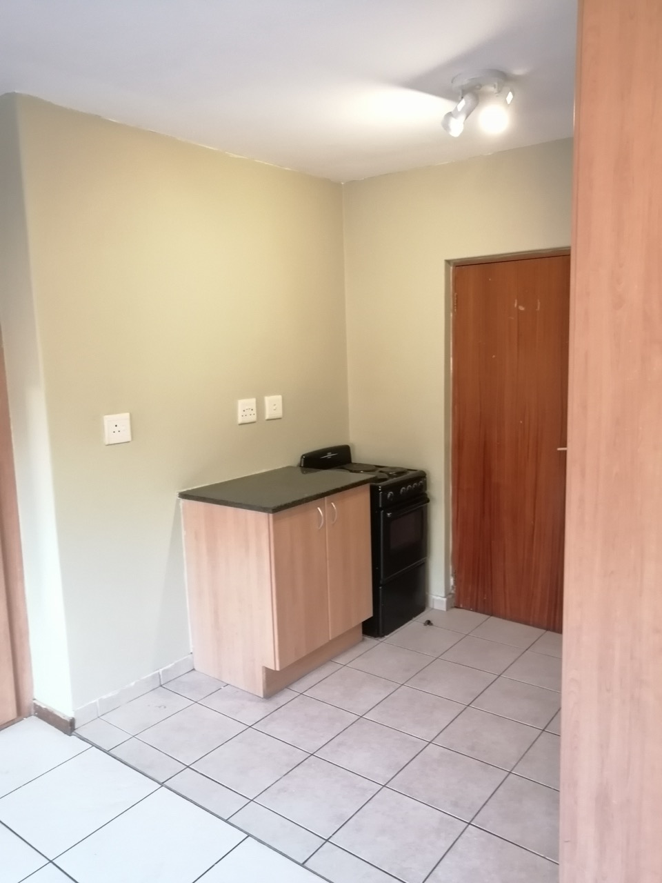 Bachelor Unit in 28 Stanley › Student Properties